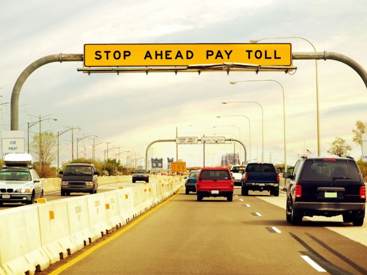 Toll Tax पर फ्री एंट्री का जानते हैं नियम? अब हाइवे पर गुजरते समय भी ...