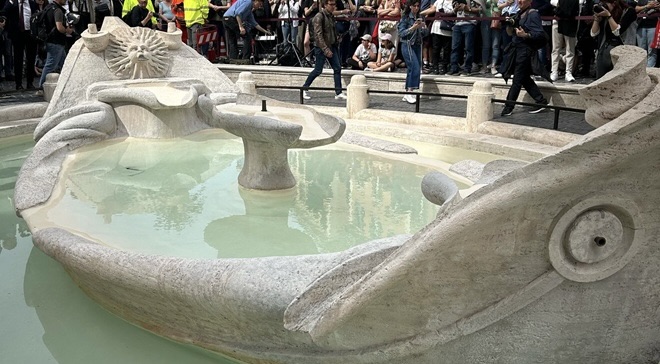 Roma, riapre la Barcaccia: la celebre fontana torna al colore pensato ...