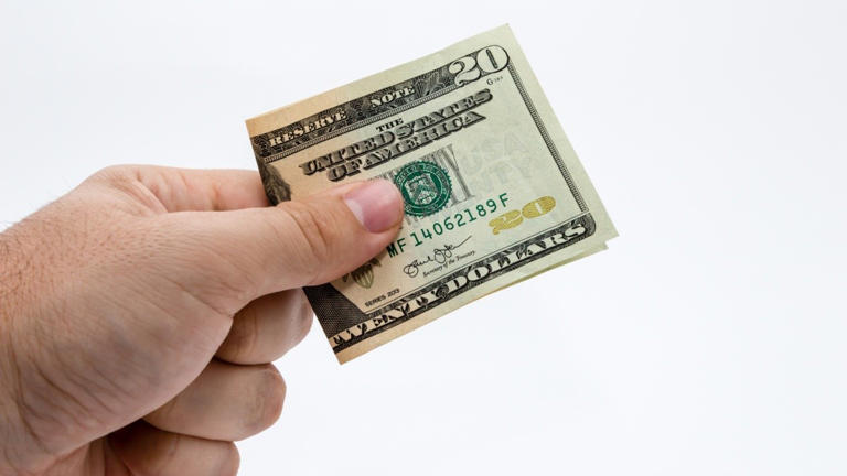 Who receives up to $400 for a stimulus payment in New York