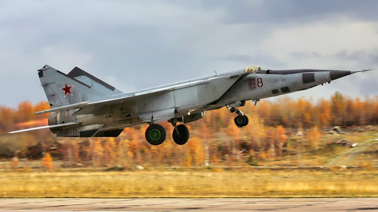 Russia’s MiG-25 Foxbat Fighter Was Created to Hunt the SR-71 Blackbird