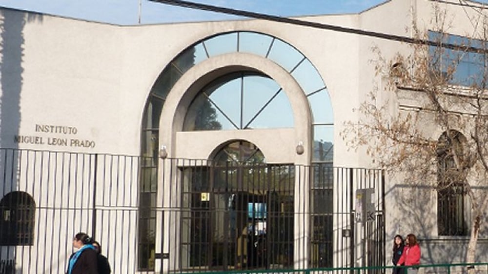 Acusan a sacerdote del Instituto Miguel León Prado de “conducta inadecuada con una estudiante ...