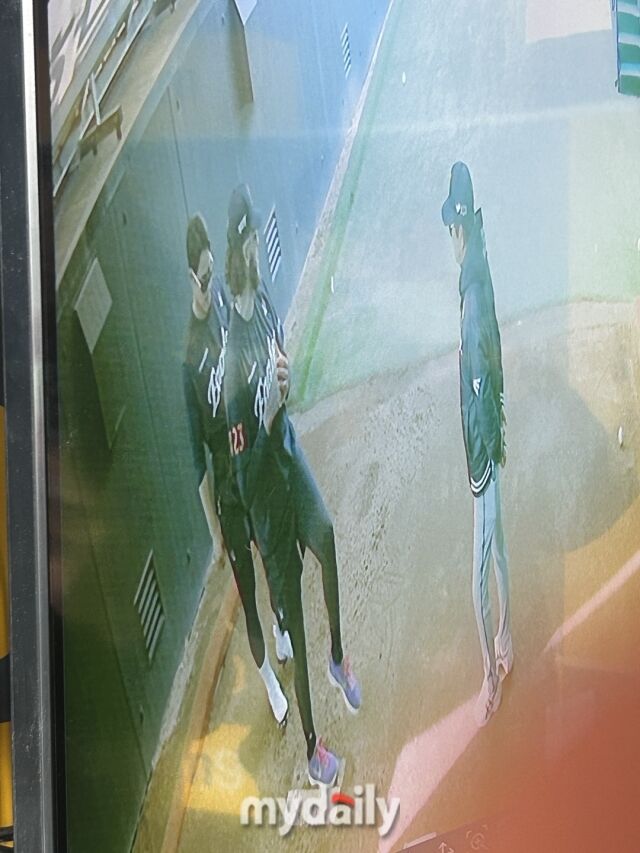 "동주는 리그에서 가장 강한 공을 던진다" 160km 국대 신인왕과 열띤 토론, ML 출신 156km 1선발도 인정했다