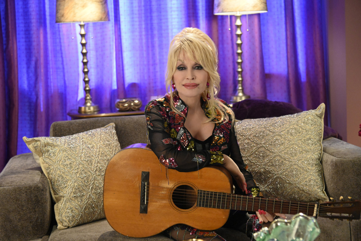 These 5 Unique Items From Dolly Parton's Dollar General Collection Will ...