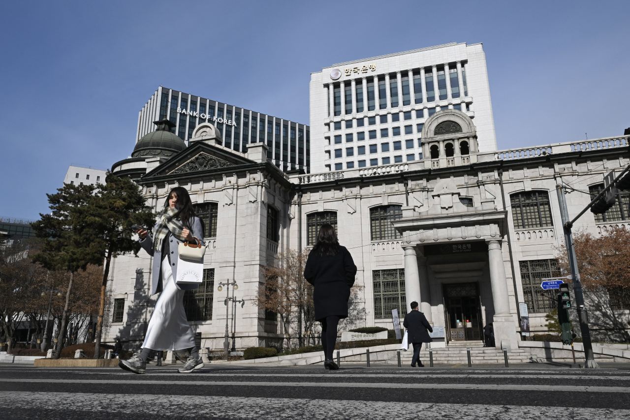 Bank of Korea holds steady as won weakness spurs caution