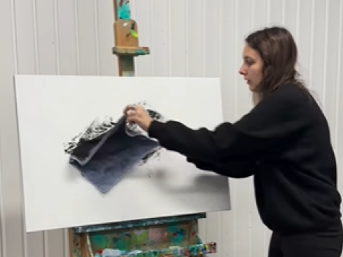 Artista usa objetos aleatórios para criar suas obras e resultado final ...