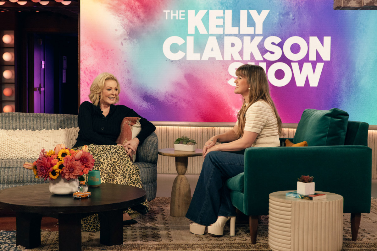 Kelly Clarkson Fangirls Over Unexpected Connection to 'Hacks' Jean Smart