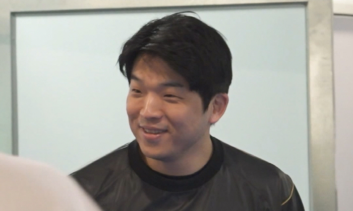 Ahn Sung-jae, a black and white chef, has a child in a married man, and ...