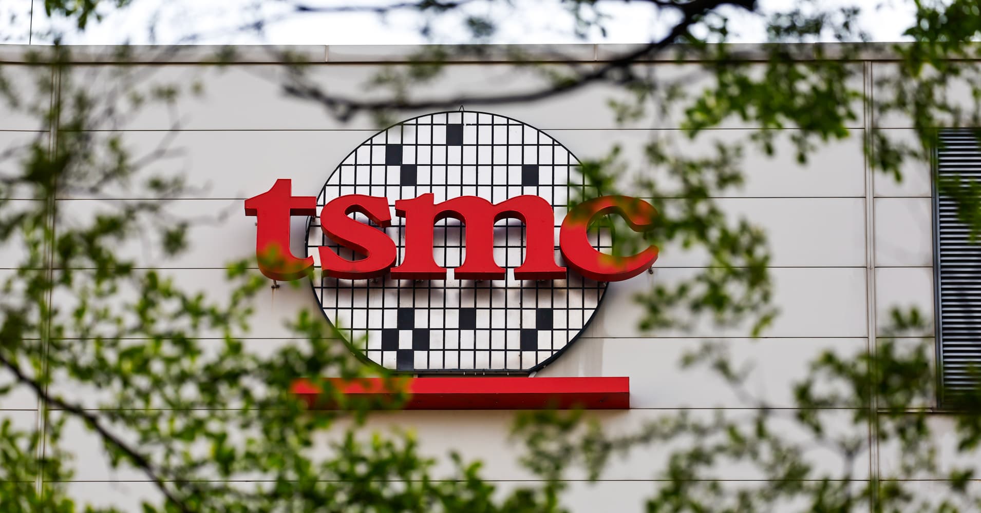 TSMC sticks with its revenue forecast after profit tops estimates ...