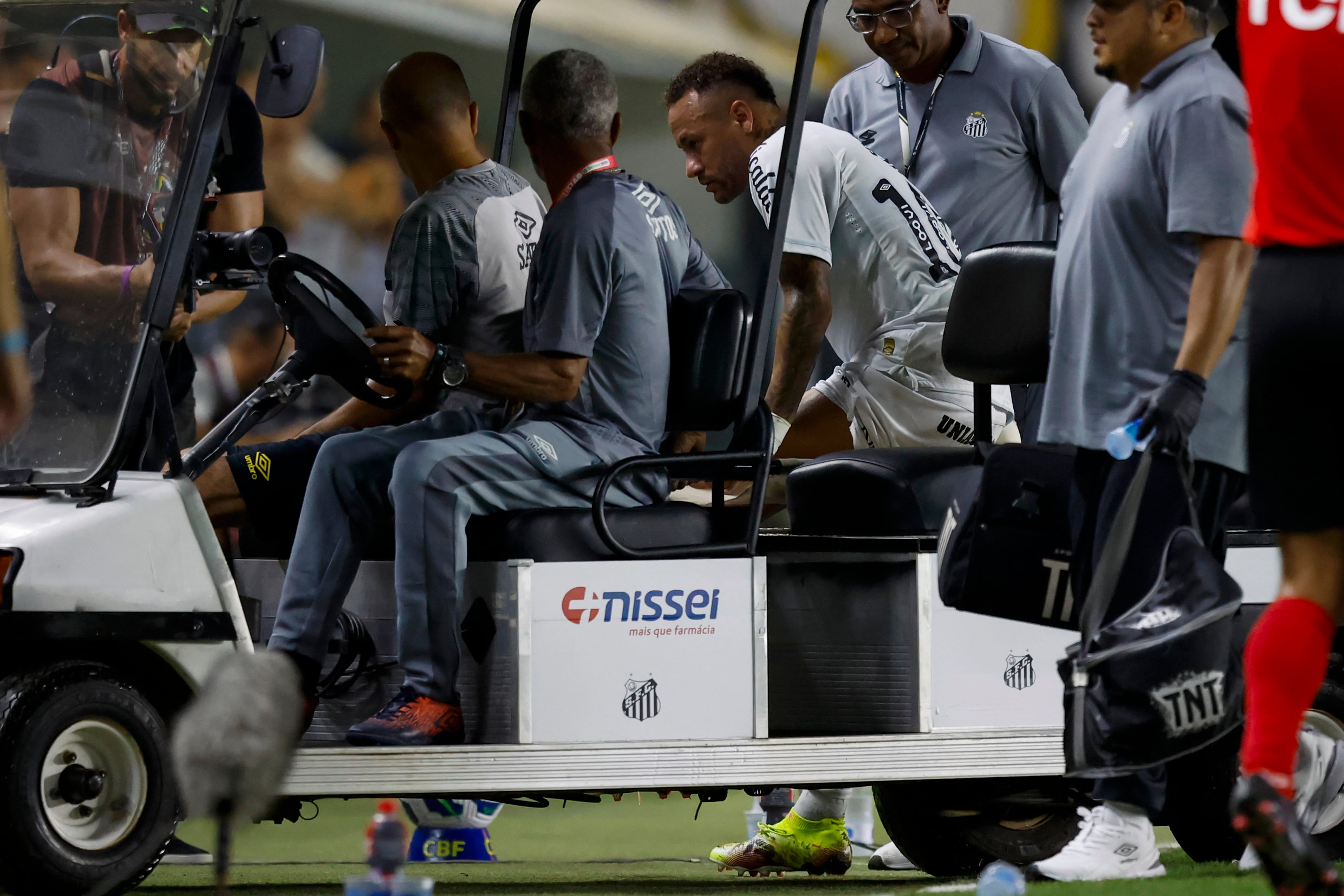 Neymar sale llorando por otra lesión con Santos: video da la vuelta al ...