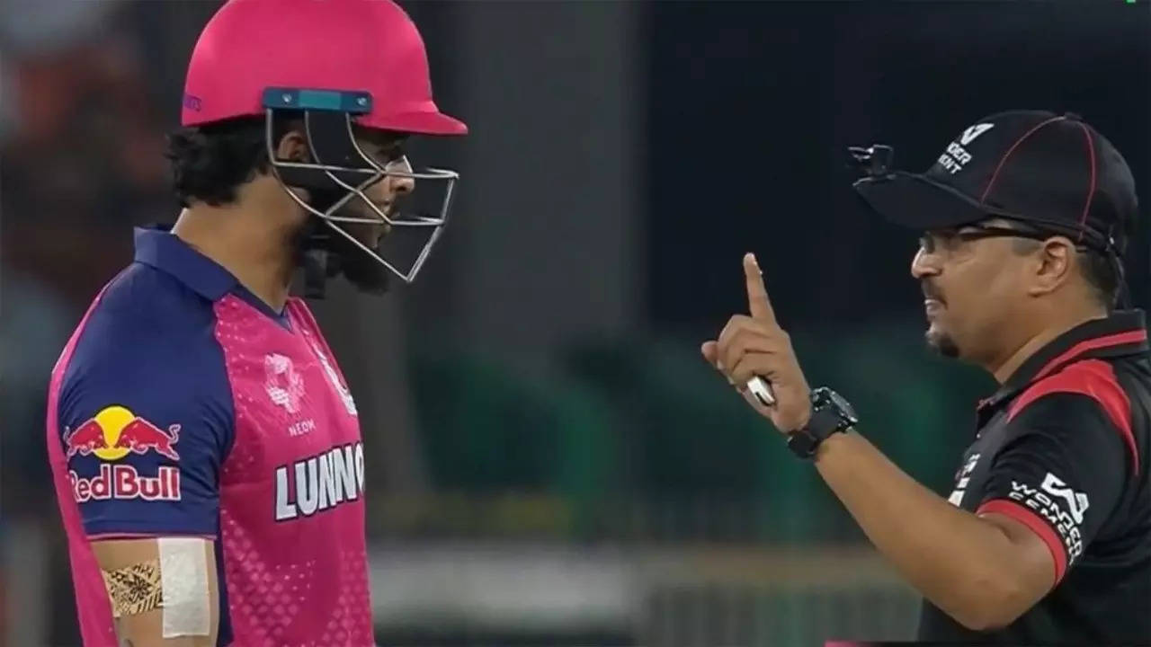 Riyan Parag argues with umpire after bat fails gauge test during DC vs ...