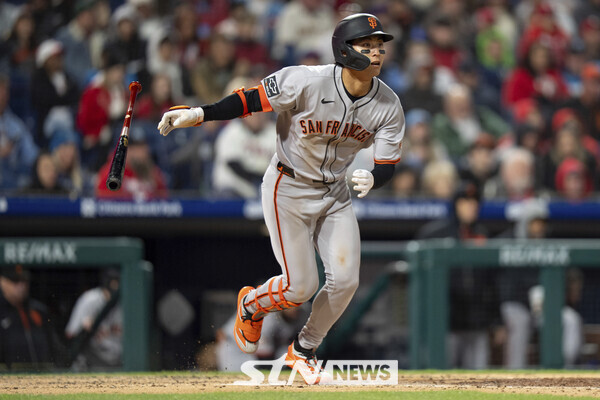 헬멧 벗어져라 뛴 이정후, 2루타 MLB 1위 등극…타율 0.338+OPS 1.042 도달