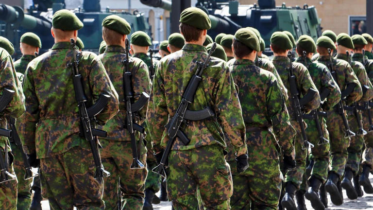 Varusmies jäi maastokuorma-auton alle ja loukkaantui