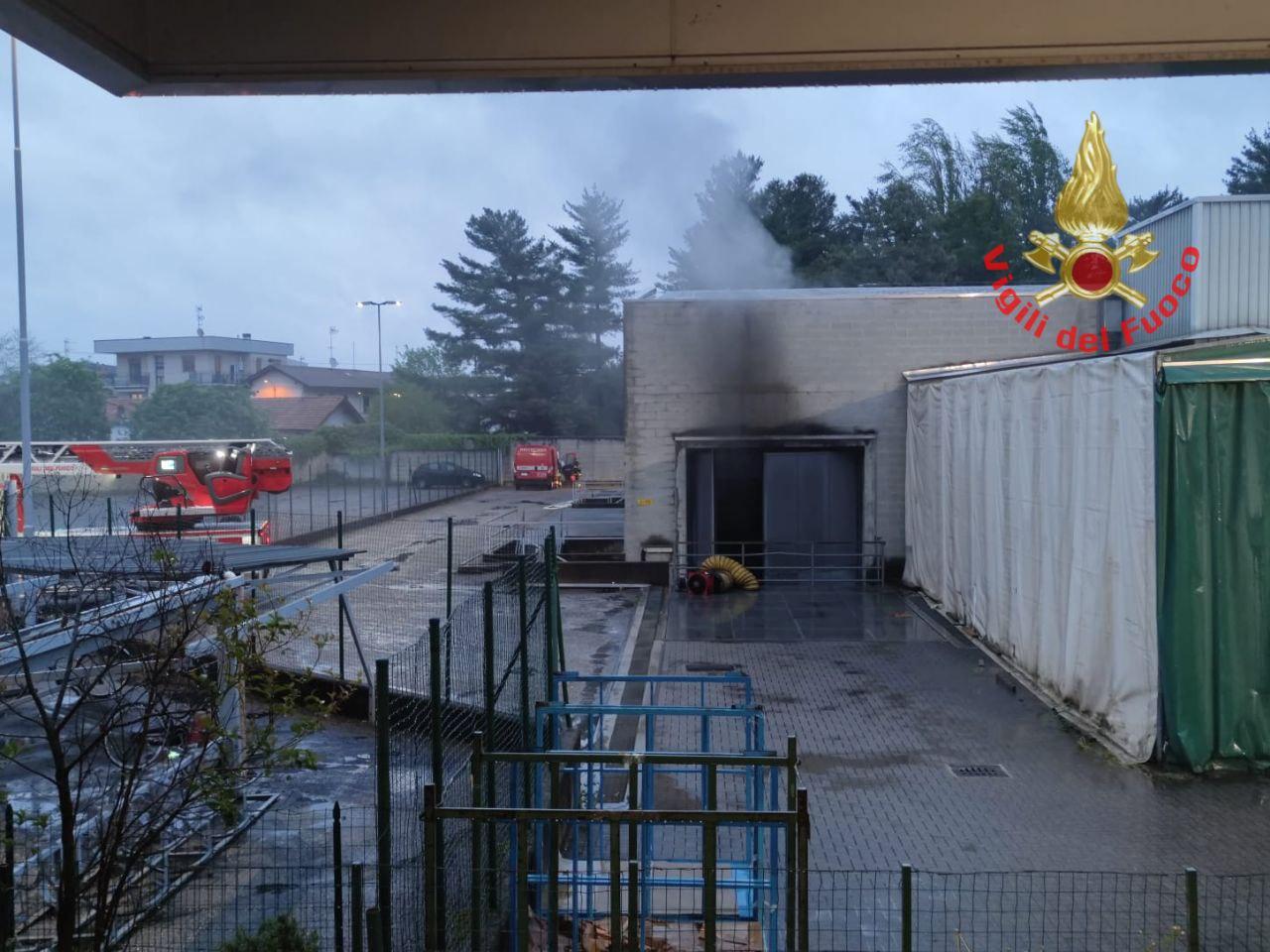 Macherio, incendio alla Rivolta Carmignani: in fiamme il reparto tessile