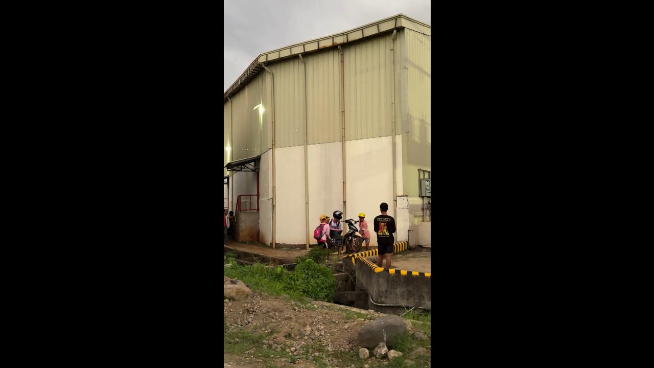 Motorcycle riders seen taking shortcut to dodge police checkpoint