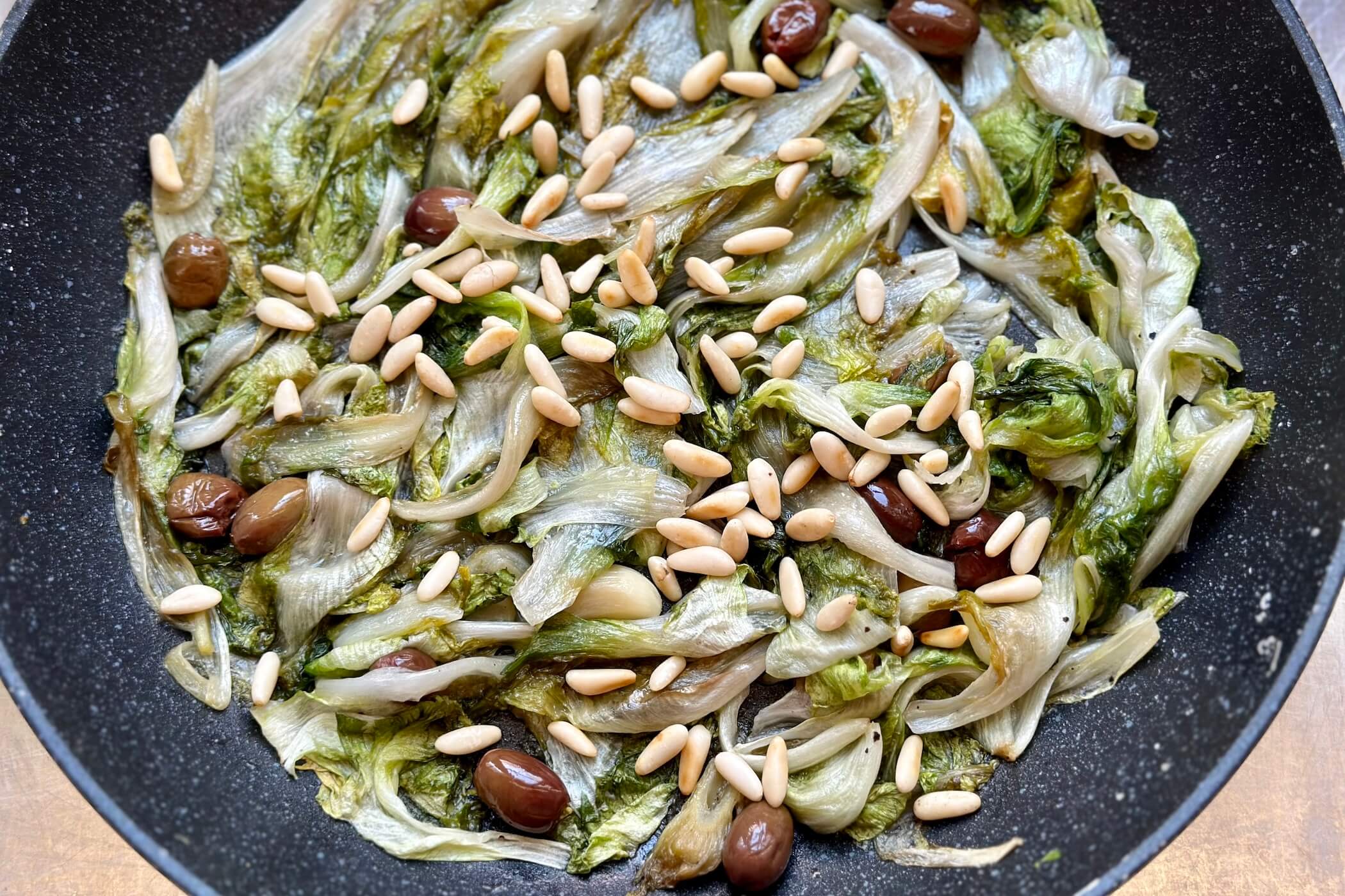 Scarola in padella, il contorno facile ed economico che piace a tutti