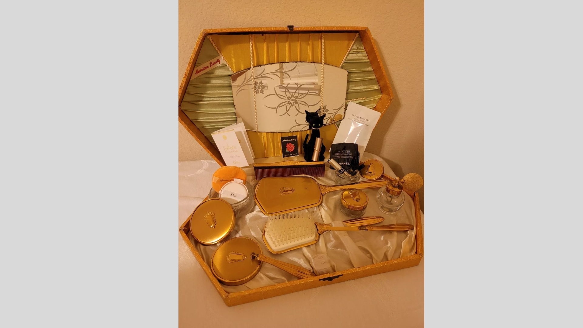 10 Bedroom Items From the Past That Are Surprisingly Valuable to Collectors