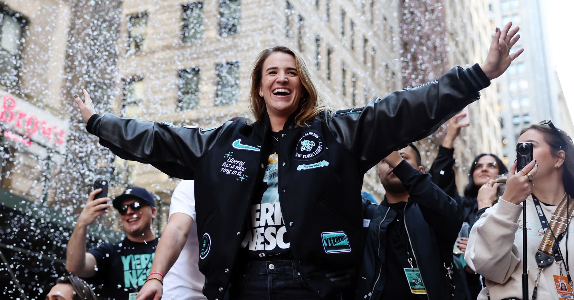 WNBA champion Sabrina Ionescu once had to recruit her own basketball ...