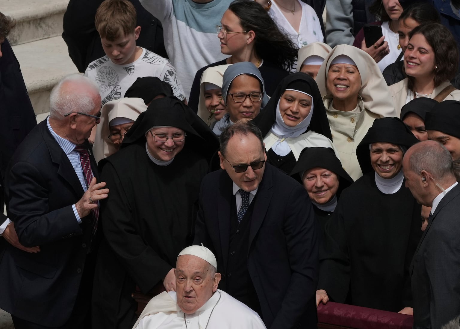 Recovering Pope Francis visits Rome prison to keep annual Holy Week ...