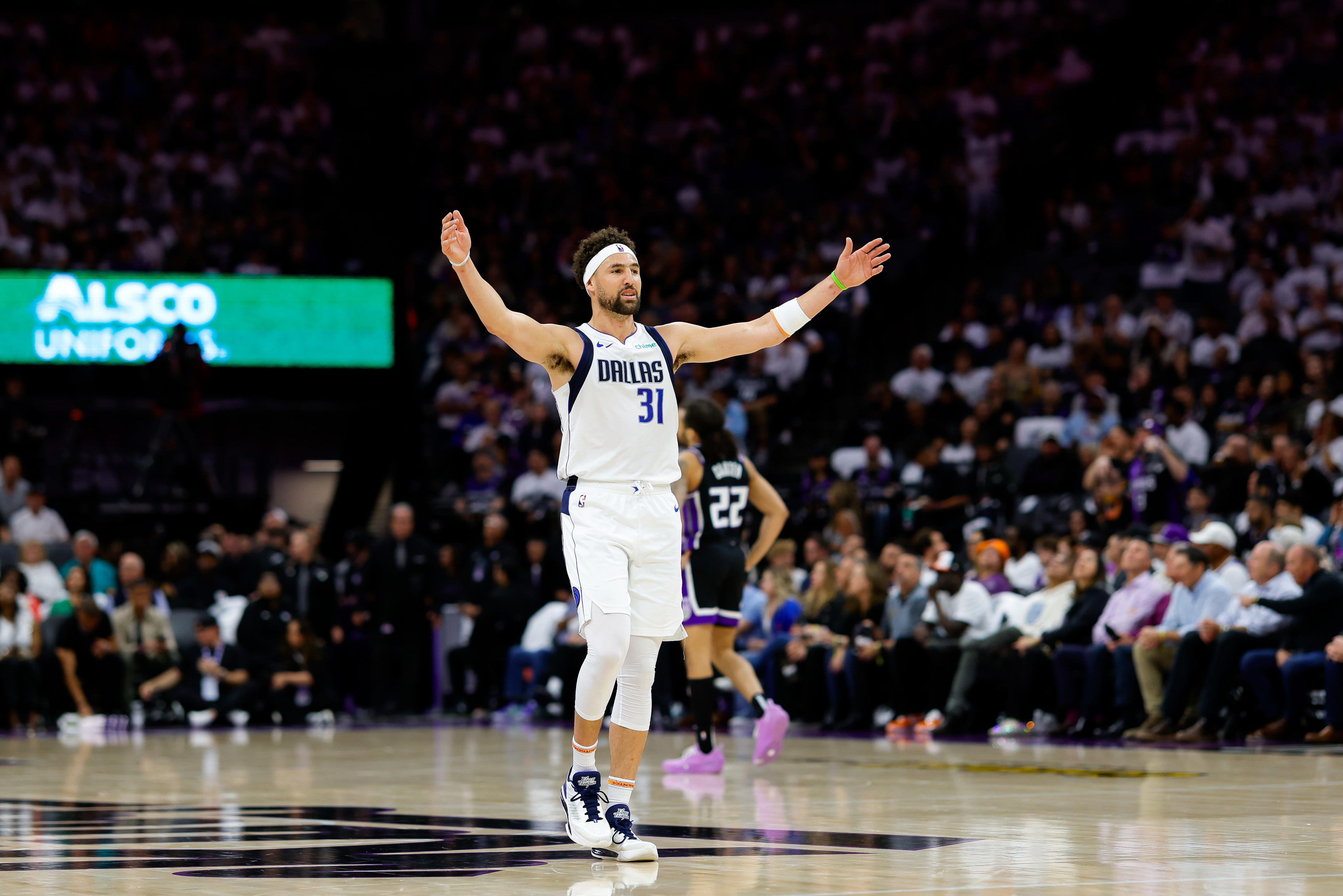 Klay Thompson drops 23 points in Mavs' play-in tournament win over Kings