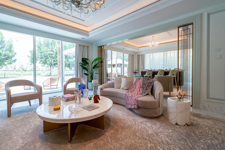 Dubai Dream: Video tour of the chic Lakes mansion with a classy Barbie spin