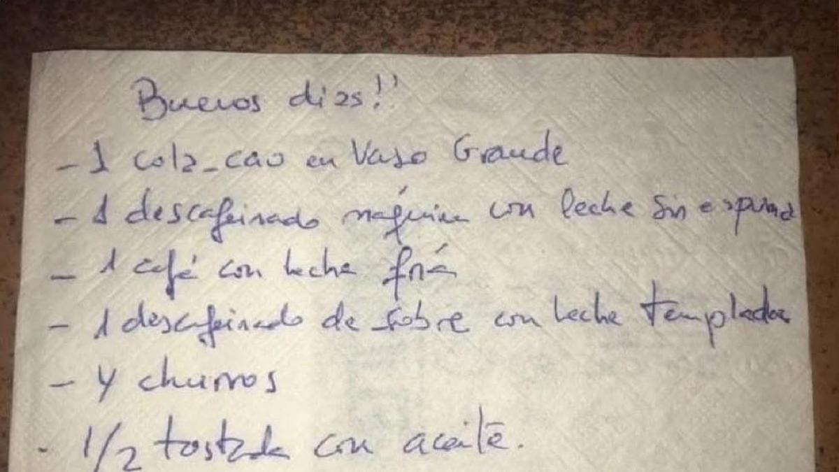 El sorprendente gesto de un cliente para ayudar a un camarero al que ve ...