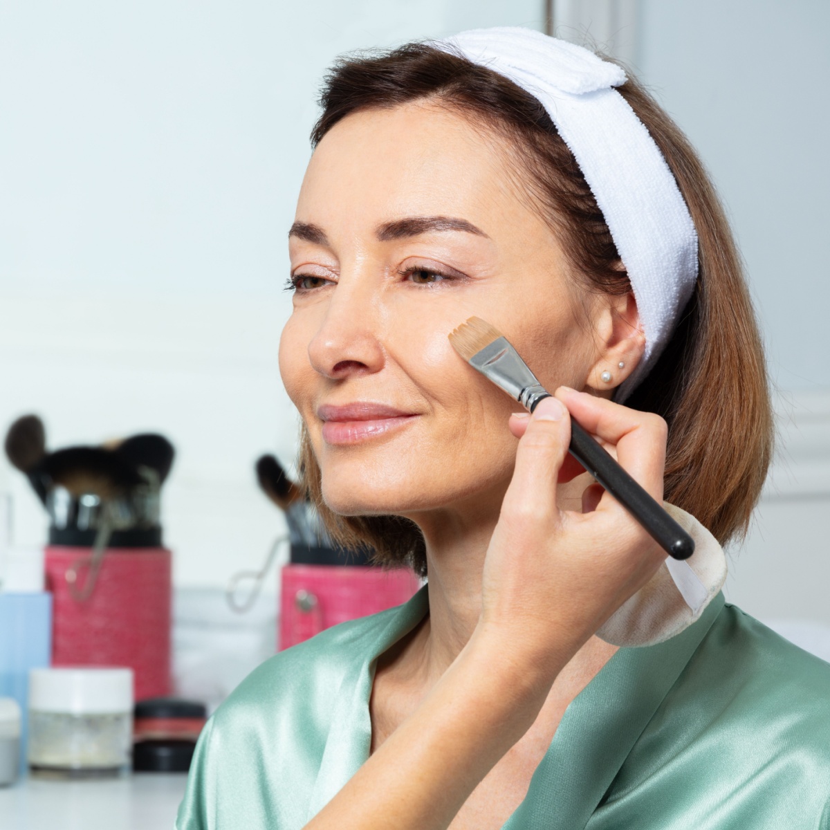 The Makeup Hack That Prevents A ‘Crusty' And 'Cakey' Look