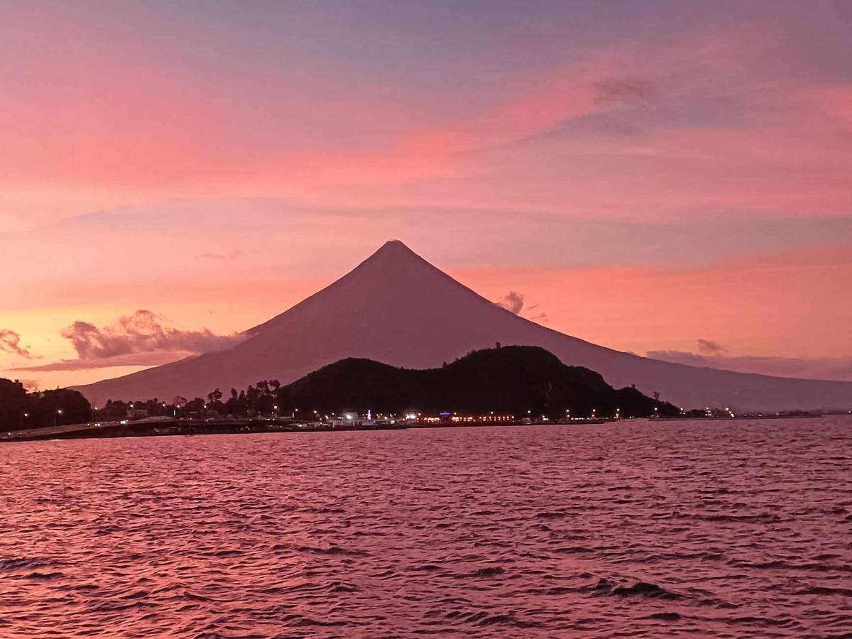 Phivolcs allays fears on Mayon Volcano rockfall, calls out hiker who ...