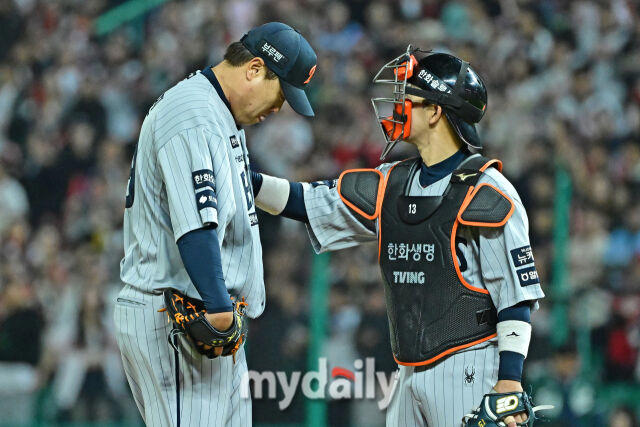 'KBO 110승 달성' 류현진도 깜짝 놀랐다, 홈런왕 미친 점프 캐치에…"시환아 맛있는 거 사줄게" [MD인천]