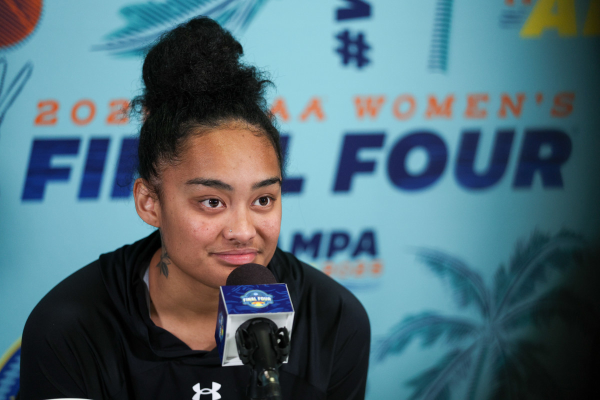 National Championship Award Winner's Outfit Grabs Attention During WNBA ...