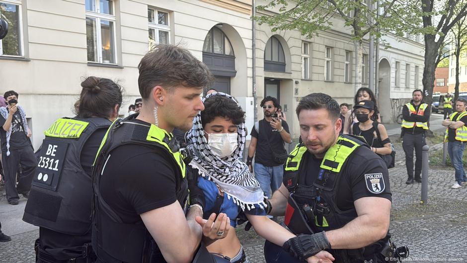 German police launch probe into anti-deportation protests