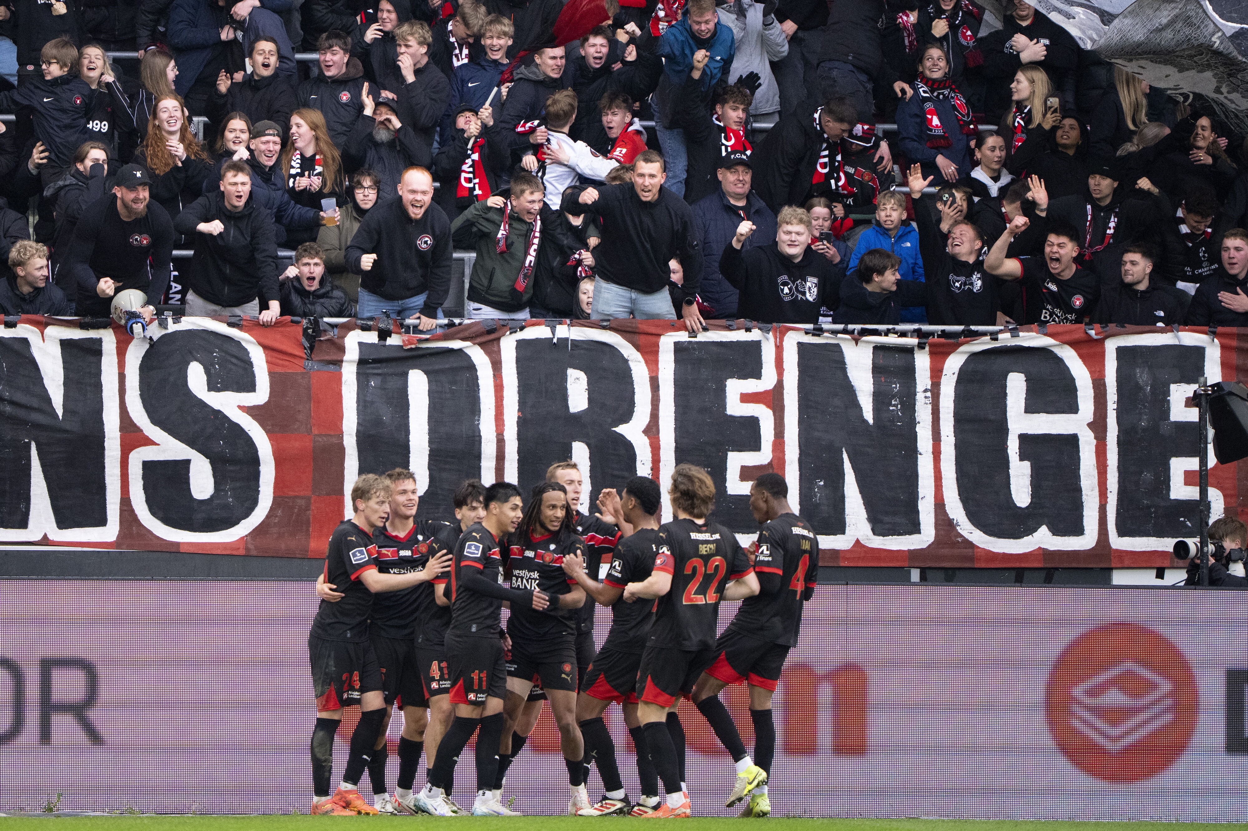 FCM straffer svagt forsvarsspil og hiver førertrøjen af FCK