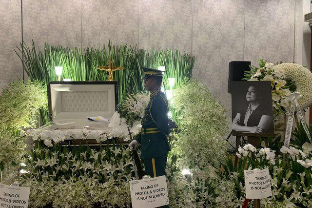 Celebrities, friends visit Nora Aunor's first night of wake