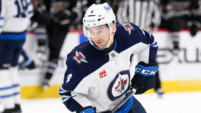 Jets sign veteran defenseman Neal Pionk to a big money, long-term contract