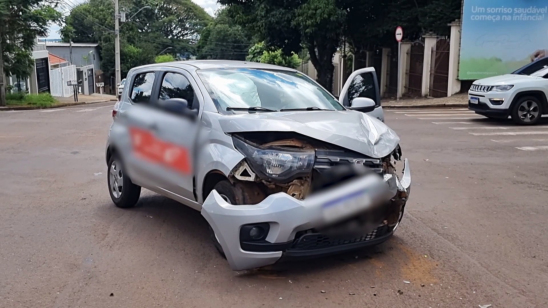 Mobi fica com a frente destruída após acidente no Centro de Cascavel