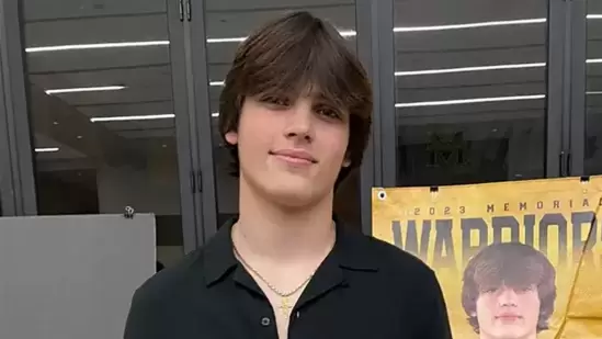 Austin Metcalf's father Jeff shows up at Karmelo Anthony's press ...