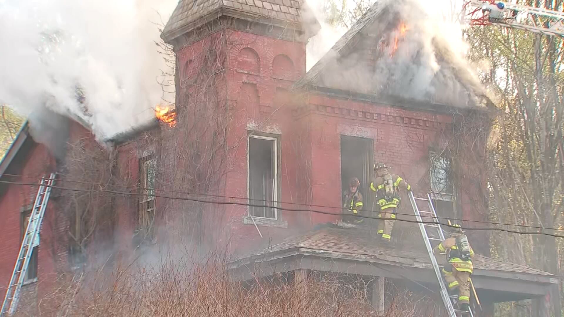 Smoke pours from fire at building in Pittsburgh’s Uptown; 1 firefighter ...