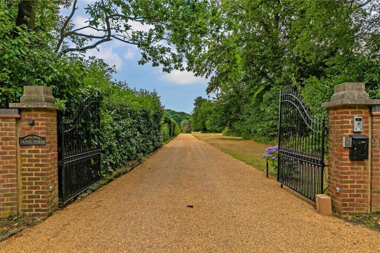 Look around this 18th-century £4m home in Markyate - with a hot tub and ...