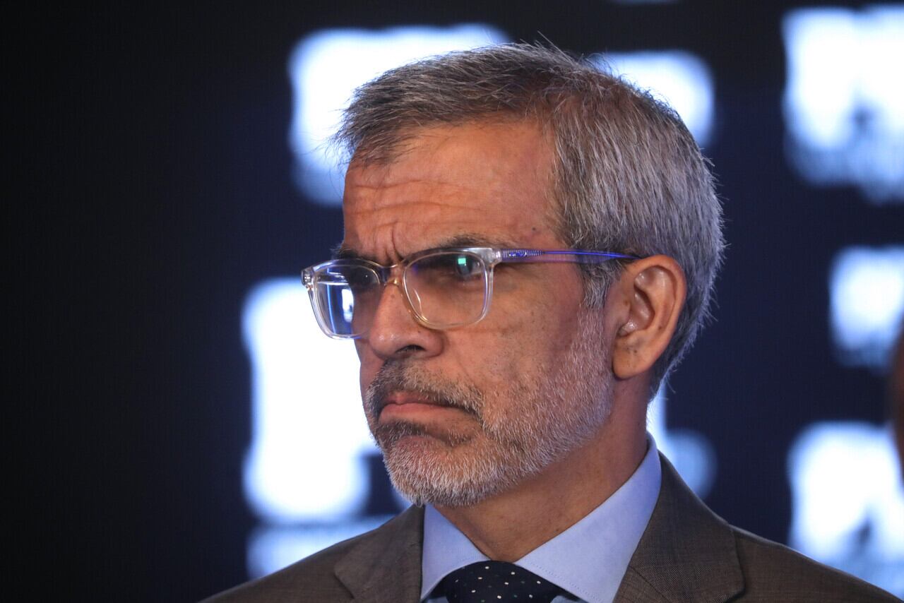 Ministro Luis Cordero arremete contra Colo Colo por reunión secreta con ...