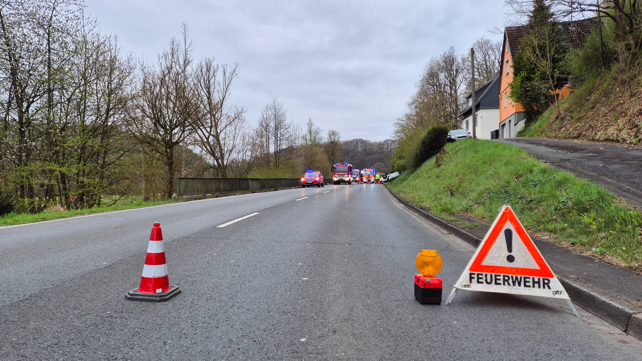 Netphen: Unfall auf L728 bei Dreis-Tiefenbach - Straße voll gesperrt