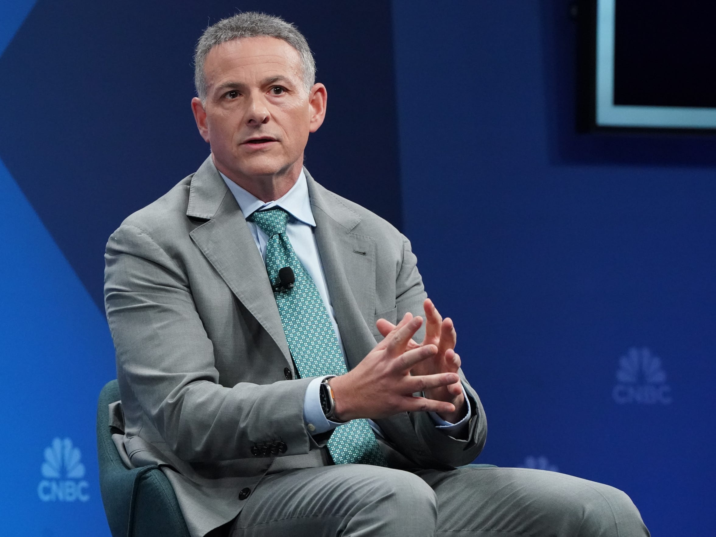 Billionaire David Einhorn's hedge fund crushed the market last quarter ...