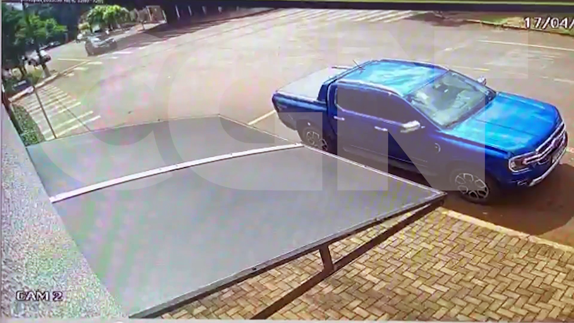 Por outro ângulo: Veja colisão entre Mobi e SUV no Centro de Cascavel