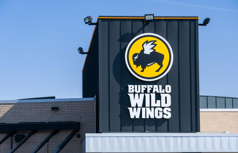 Buffalo Wild Wings Is Offering All-You-Can-Eat Wings This Month—Here's ...