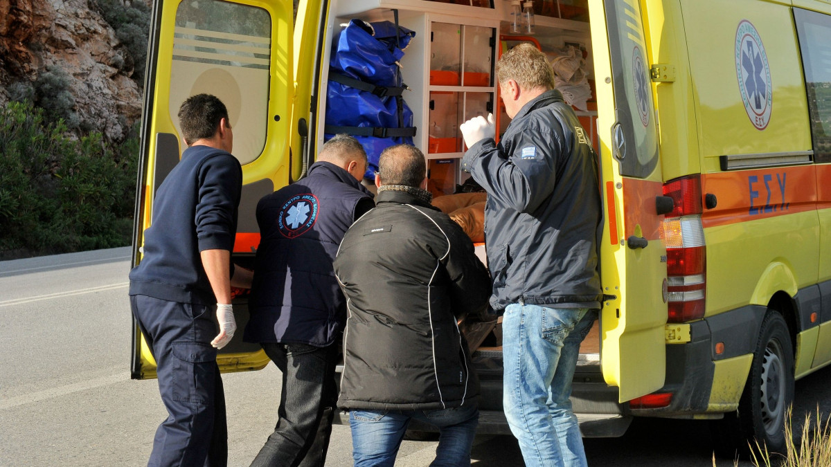 Αλεξανδρούπολη: Ασθενής σε ασθενοφόρο βρέθηκε στο δρόμο μαζί με το φορείο