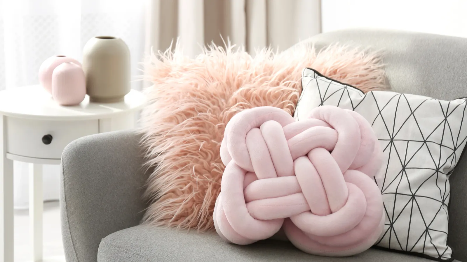 The throw pillow combinations that instantly pull a living room together