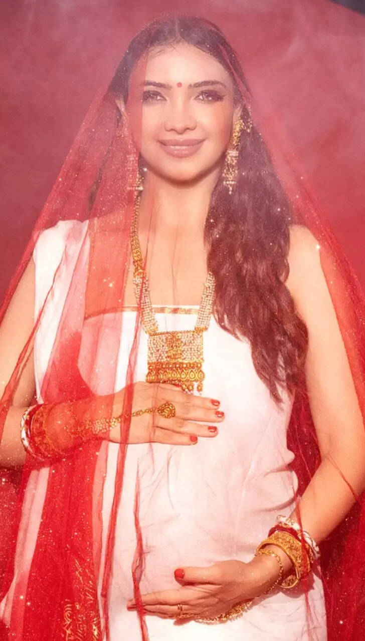 Pooja Banerjee’s glowing maternity photoshoot looks