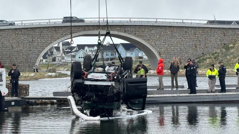 Driver critically injured after blowing through stop sign, crashing ...