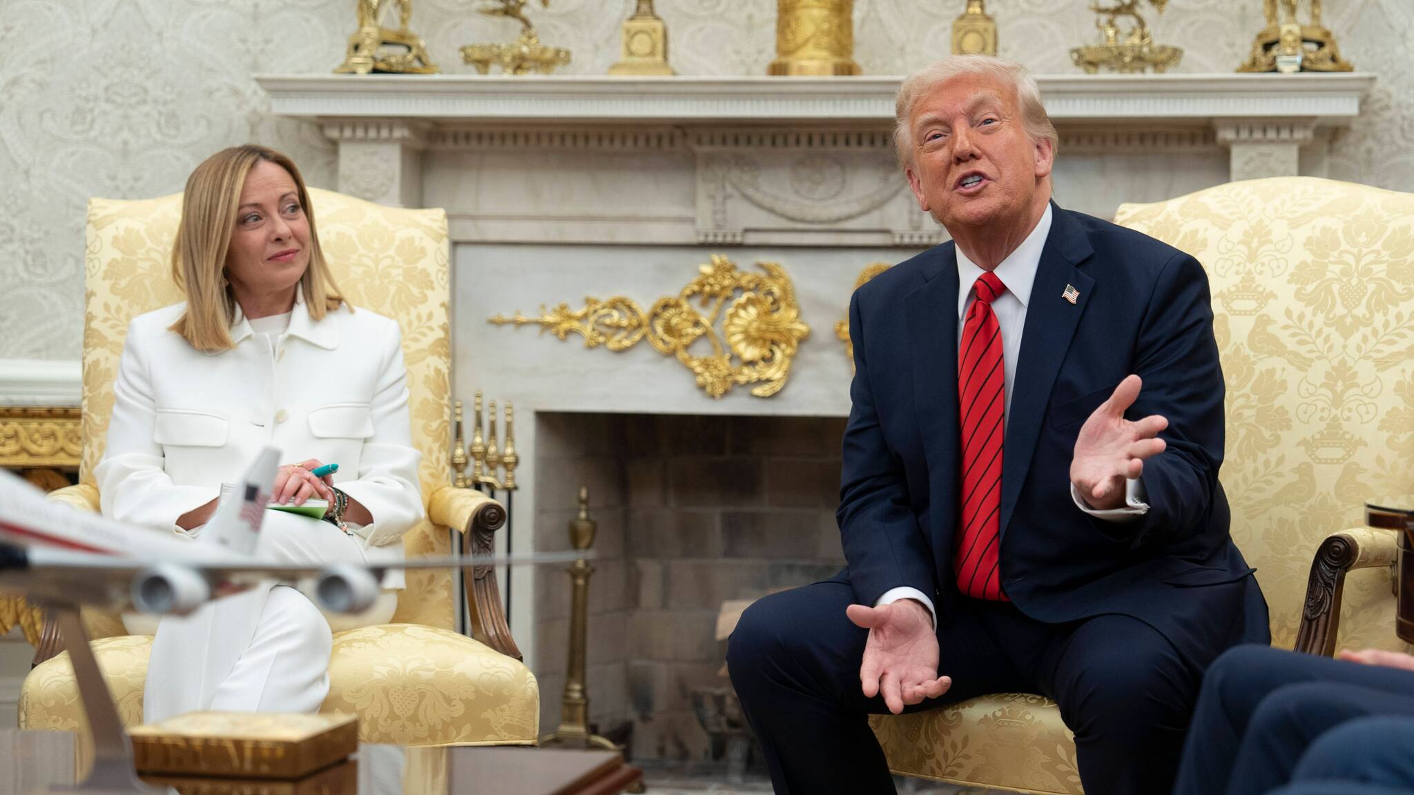 Meloni bei Trump: Sprachlos im Oval Office