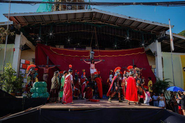 Paete's Senakulo reenacts Christ's life