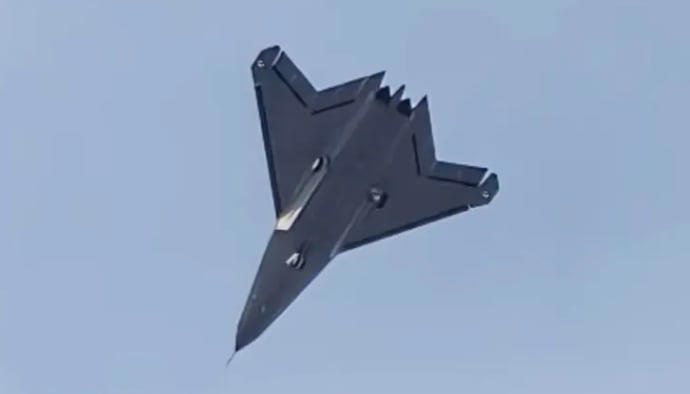 J-36 이어... 中 ‘6세대 전투기’ J-50 시험 비행 보란 듯 공개