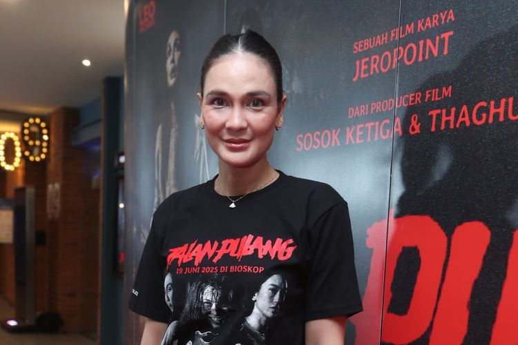 Kebiasaan Aneh Sejumlah Artis: Dari Suka Makan Bunga, Gigit Kuku ...